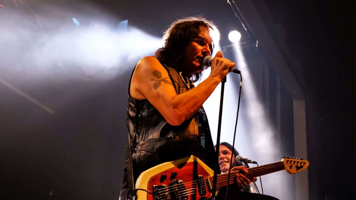 Ο εκρηκτικός Rudi Protrudi των θρυλικών Fuzztones (video) - TivoliRadio.gr